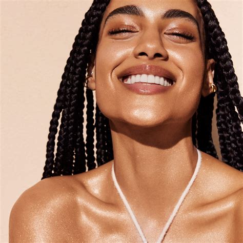 La guía definitiva para devolver el glow a tu rostro en un solo gesto Vogue España