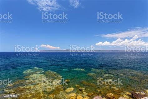 Lesvos 섬에 Eftalou 화산 온천 근처 다채로운 바위 해변 물 화산 용암을 통해 열 균열을 통해 온다 고 바다에 따른다