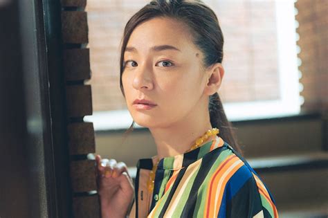 尾野真千子にとっての 弱さ”とは 「よく女優やってるね、と言われた。 強く見えるけど私は小心者なんです」 写真 2枚目
