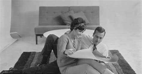 Un Homme Et Une Femme Assis Par Terre Photo Séance Photo Sur Unsplash