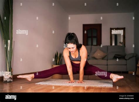 Les Jambes Écartées Banque Dimage Et Photos Alamy