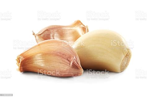 흰색 배경에 고립 된 마늘 정향 흰색 배경에 고립 된 원시 마늘 정향 껍질을 벗기고 껍질을 벗기지 않은 마늘 정향은 흰색 배경에