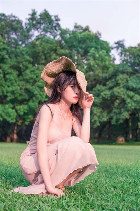 夏日，草地，你 人像写真 草地清新写真 云间眠 站酷zcool