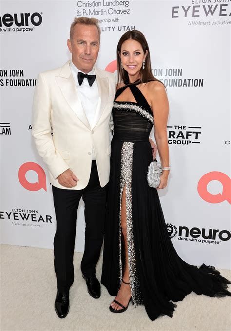 Hit The Dusty Trail Kevin Costners Wife Files For Divorce