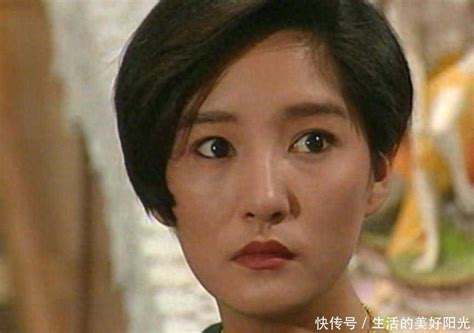 她迷恋已婚男子，秘密孕育二子，如今孤独暮年，子女已在异国定居