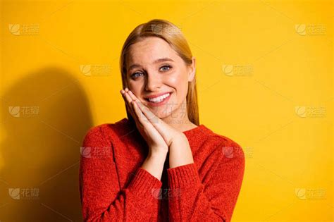 女孩 折叠的 明亮 手掌 可爱的 女人 闪亮的 快乐 舒服