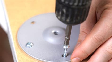 나사를 테이블 다리 지지대에 나사로 나사로 고정하는 드라이버 Diy에 대한 스톡 사진 및 기타 이미지 Diy 가구 개선