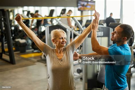 체육관에서 저항 밴드를 사용하여 개인 트레이너와 함께 운동하는 시니어 여성 헬스 클럽에 대한 스톡 사진 및 기타 이미지 헬스 클럽 코치 운동 Istock