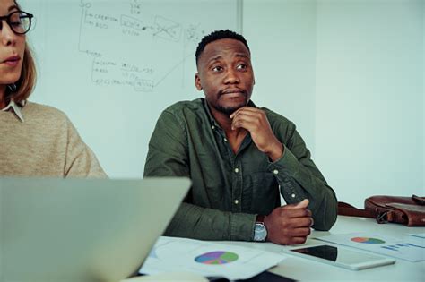 회의실에서 회의에 앉아있는 동료가 제시 한 아이디어를 듣는 사업가에게 힘을 실어주어 경영자에 대한 스톡 사진 및 기타 이미지 경영자 계약서 계획 Istock