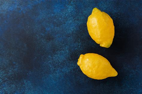 민트 잎 신선한 레몬과 꿀 은 파란색 콘크리트 배경에 메쉬 쇼핑 면 가방을 들고 누워 맨 위 보기 제로 폐기물 개념 0명에 대한 스톡 사진 및 기타 이미지 Istock