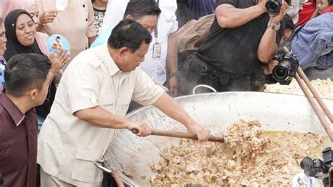 Momen Prabowo Masak Opor Di Kuali Besar Bareng Youtuber Bobon Di