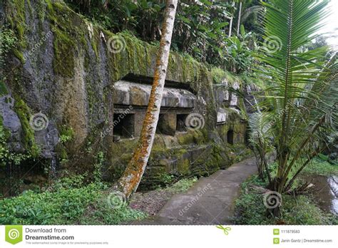 Templo Do Balinese Cinzelado Na Pedra Plantas Imagem De Stock