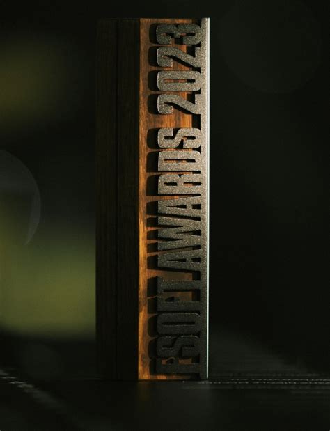 Cúp Gỗ Thiết Kế Riêng Fsoft Awards 2023