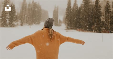 후드티를 입고 눈밭에 서서 두 팔을 활짝 벌리고 있는 사람 사진 Unsplash의 무료 웰빙 이미지