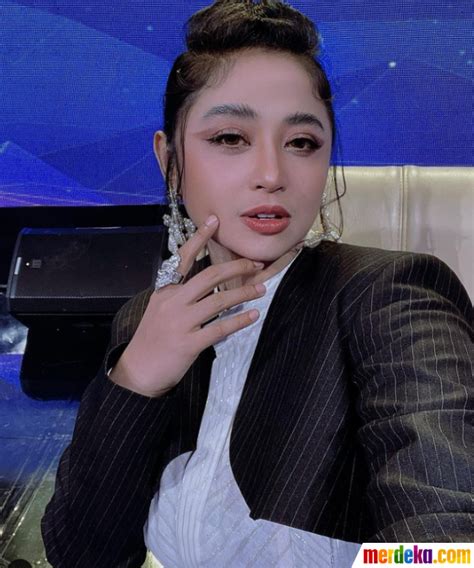 Foto Usai Cerai Dengan Angga Wijaya Dewi Perssik Dipuji Makin Cantik