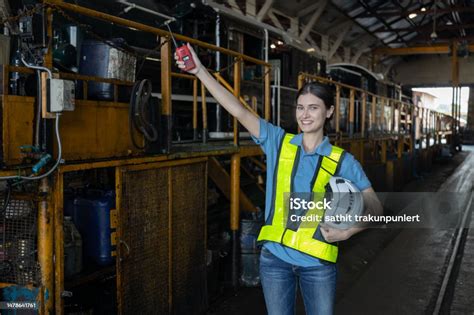 엔지니어 열차의 초상화 열차의 디젤 엔진 열차 창고의 철도 트랙을 검사합니다 강철에 대한 스톡 사진 및 기타 이미지 강철 건설 산업 건축자재 Istock