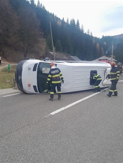 Accident grav între un microbuz cu persoane și un autocamion pe DN 17