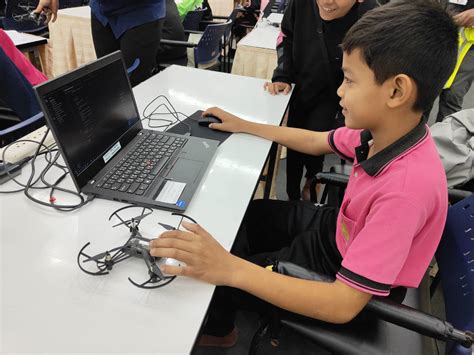 66 ค่ายหนึ่งวัน อบรม “coding With Drones” สำหรับนักเรียนประถมศึกษา