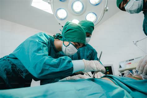 수술 환자와 간호사가 있는 수술 의료 건강 장비 응급 의학 치료 클리닉 개념으로 병원 수술실에서 일하는 전문 외과 의사 팀워크