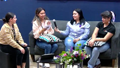 Mesa De Diálogo Compartiendo El Impacto De Las Mujeres En La Historia