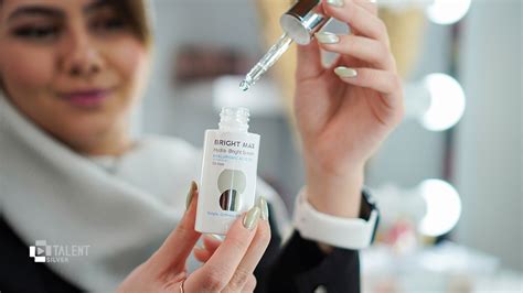 بررسی ژل سرم آبرسان برایت مکس؛ ترکیبی از هیالورونیک اسید با آبرسانی