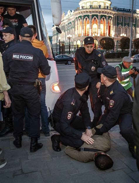 Russia Arrests At Least 1400 As Others Flee Conscription