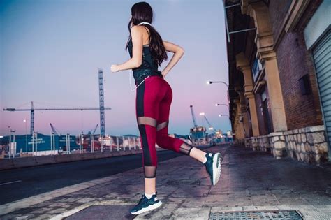 Junger Brunette Der Auf Stra E L Uft Kostenlose Foto