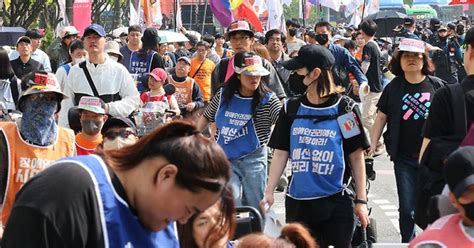 행진하는 420장애인차별철폐투쟁 전국결의대회 참가자들