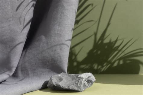 회색 커튼과 야자수 잎의 그림자가있는 녹색 배경에 자연석으로 만든 연단 제품 홍보 아름다움 천연 에코 화장품을위한 쇼케이스 공간을 복사합니다 강단에 대한 스톡 사진 및 기타