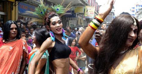 포토 네팔 게이 퍼레이드 화려하게 꾸민 게이들