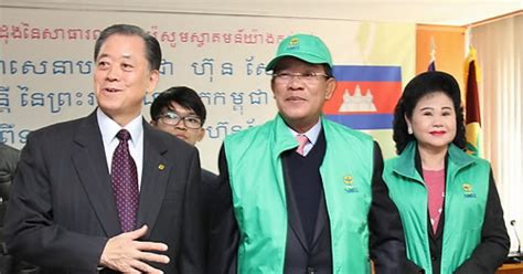 새마을 조끼 입은 훈센 캄보디아 총리