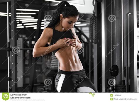 Mujer Atractiva De La Aptitud Que Muestra El Abs Y El Vientre Plano Muchacha Muscular Hermosa
