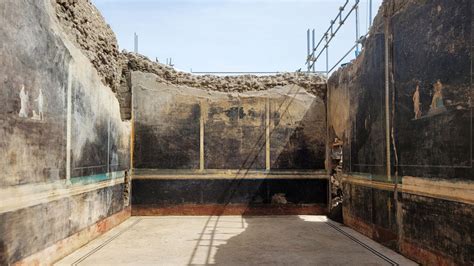 Excavation At Pompeii Reveals New Roman Paintings Cnn