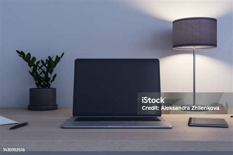 블랭크 블랙 모던 노트북 화면의 정면보기와 화분이있는 나무 테이블에 로고 또는 텍스트를위한 장소 램프 및 노트북을 켭니다 3d 렌더링 모의 0명에 대한 스톡 사진 및 기타