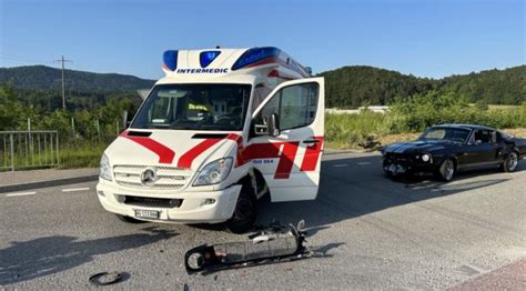 Würenlos Heftiger Unfall Zwischen Mustang Und Ambulanz