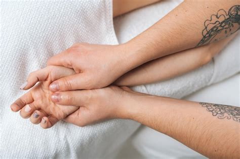 Mãos Fechadas De Massagista Masculino Fazendo Massagem De Dedos E