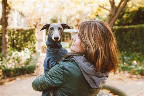 Une Jeune Femme Heureuse Avec Son Chien Italien Greyhound Animaux