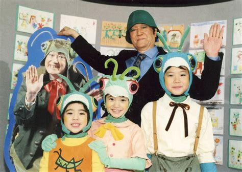 07年、nhk「みんなのうた」で「ハーイ！グラスホッパー」を歌う高見のっぽさん（後列中央）＝手前は孫バッタを演じた子供たち スポニチ