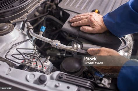 자동 차고에서 일 하는 정비사 자동차 서비스 수리 및 유지 보수입니다 손 들고 렌치 건강 진단에 대한 스톡 사진 및 기타 이미지 건강 진단 건강관리와 의술 검사 보기