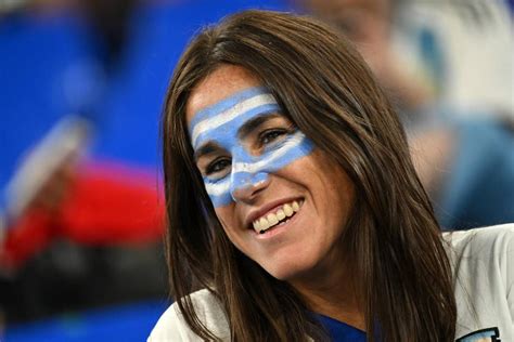 La Hermosa Qatarí Apoyando A Argentina La Despampanante Mexicana Y Las
