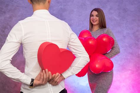 스튜디오에서 포즈를 취하는 발렌타인 데이를 축하하는 빨간 공기 풍선과 아름다운 커플 2명에 대한 스톡 사진 및 기타 이미지 2명 공휴일 긍정적인 감정 표현 Istock