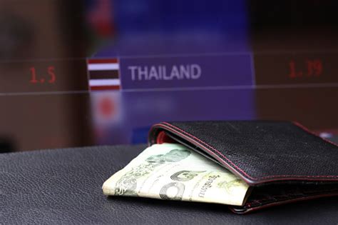 20 바트 태국 지폐 블랙 바닥 및 통화 교환 돈 배경의 디지털 보드에 검은 지갑에 강철에 대한 스톡 사진 및 기타 이미지