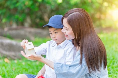 Belle Mère Asiatique Jouant Avec Son Beau Fils Dans Le Parc Verdoyant
