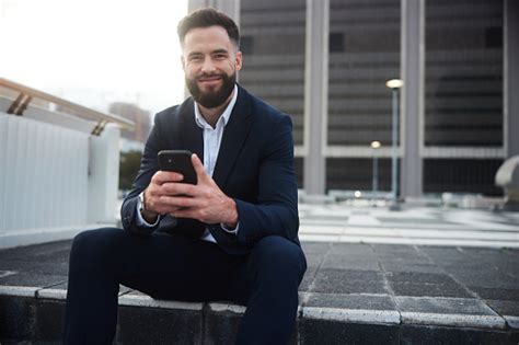 웃는 사업가가 바깥 계단에 앉아 전화로 문자를 보내고 있다 남자 사업가에 대한 스톡 사진 및 기타 이미지 남자 사업가 미소 비즈니스 Istock