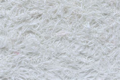 바닥에 흰색이 많은 배경 흰색 고무 밴드는 광고 텍스트를위한 디자인 및 복사 공간을위한 완벽한 배경입니다 흰색의 헤어 고무 밴드 배경 및 텍스트를위한 공간 복사 0명에 대한