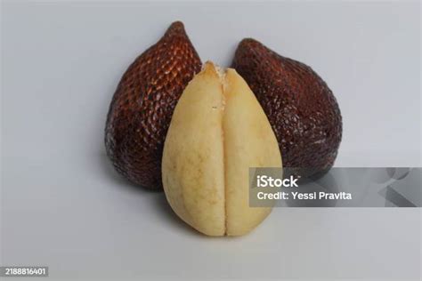 껍질을 벗기고 껍질을 벗기지 않은 뱀 과일 또는 Salacca Zalacca 과일 또는 Salak 흰색 배경에 고립 갈색에 대한