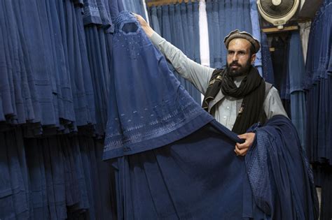 عبای عربی به جای برقع؛ دختران جوان افغان با اجبار طالبان مقابله می‌کنند