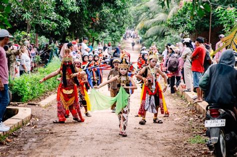 Karnaval Haul Syeh Jangkung Mbah Sugiah Desa Ngetuk Nguri Nguri Budaya