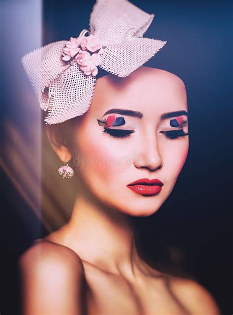 Het Jonge Naakte Vrouw Stellen Op Het Strand Stock Afbeelding Image Of Nave Vrij