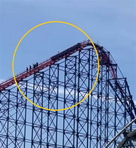 영상 최고점 코앞에서 멈춘 롤러코스터탑승객들 발 동동